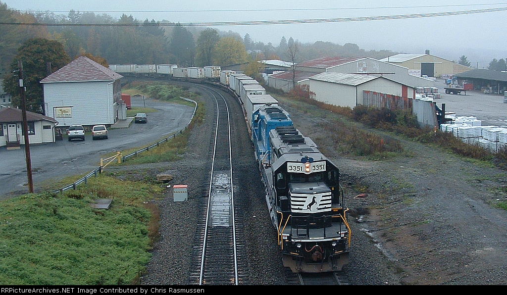 NS 3351 helpers westbound